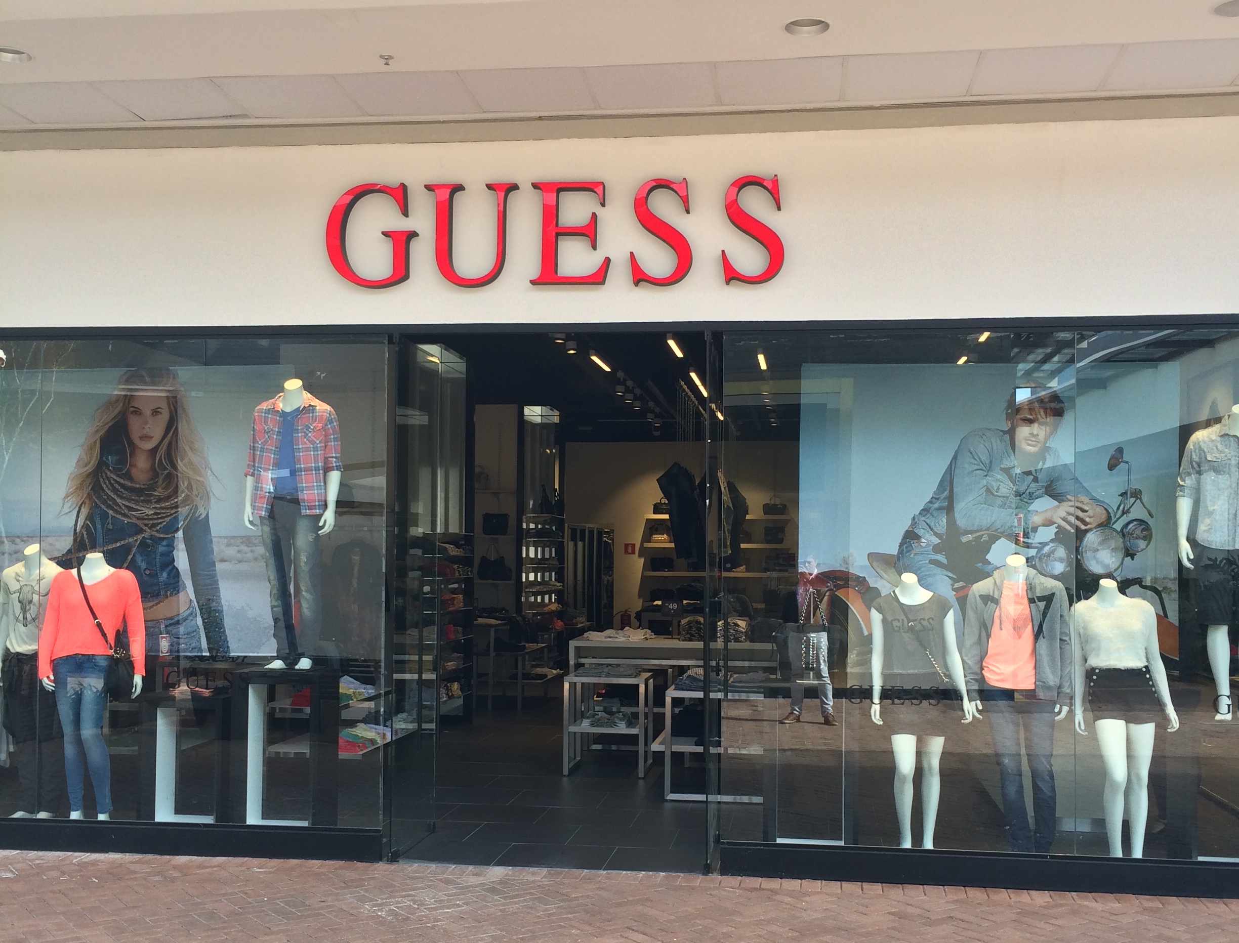 Carolina Herrera e Guess abrem lojas no Catarina Fashion Outlet ...